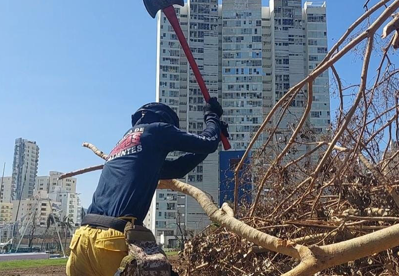 Brigada de Emergencia Ayuda a Eliminar Riesgos en el Centro ...